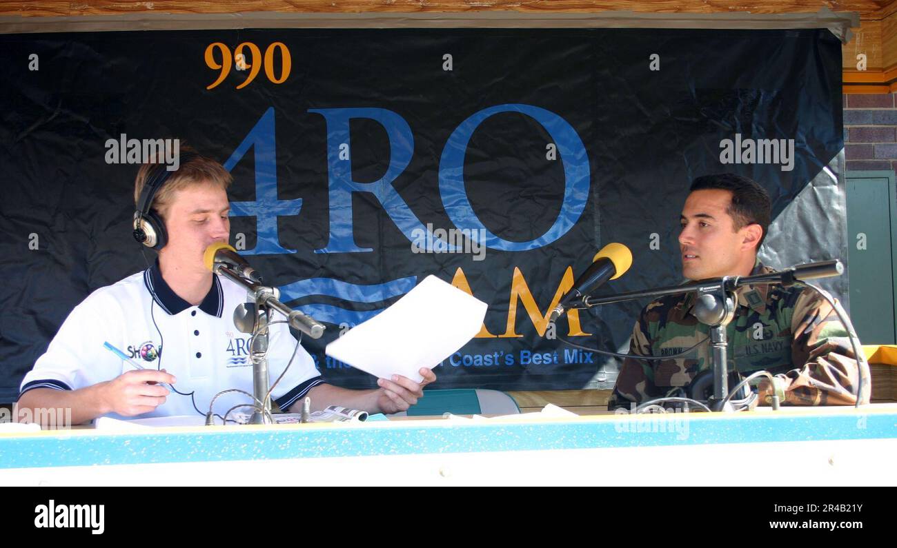 US Navy Lt. assigned to Explosive Ordnance Disposal Mobile Unit Five ...