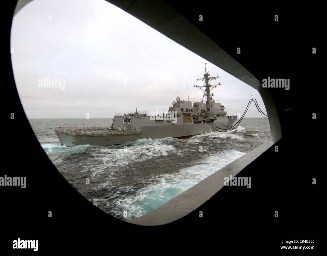 US Navy The guided missile destroyer USS Pinckney (DDG 91), takes on ...