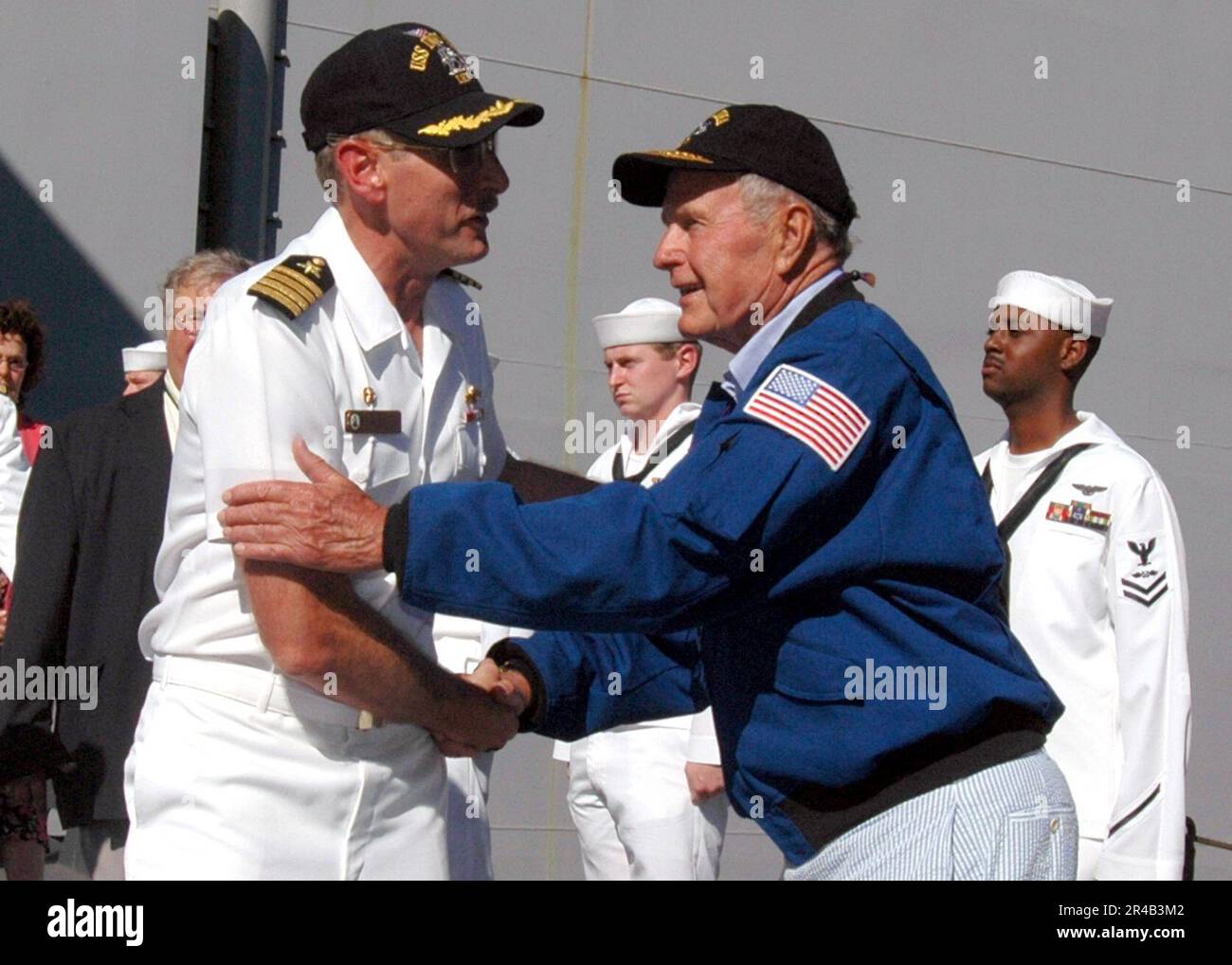 US Navy USS Iwo Jima (LHD 7) Commanding Officer, Capt. greets former U ...