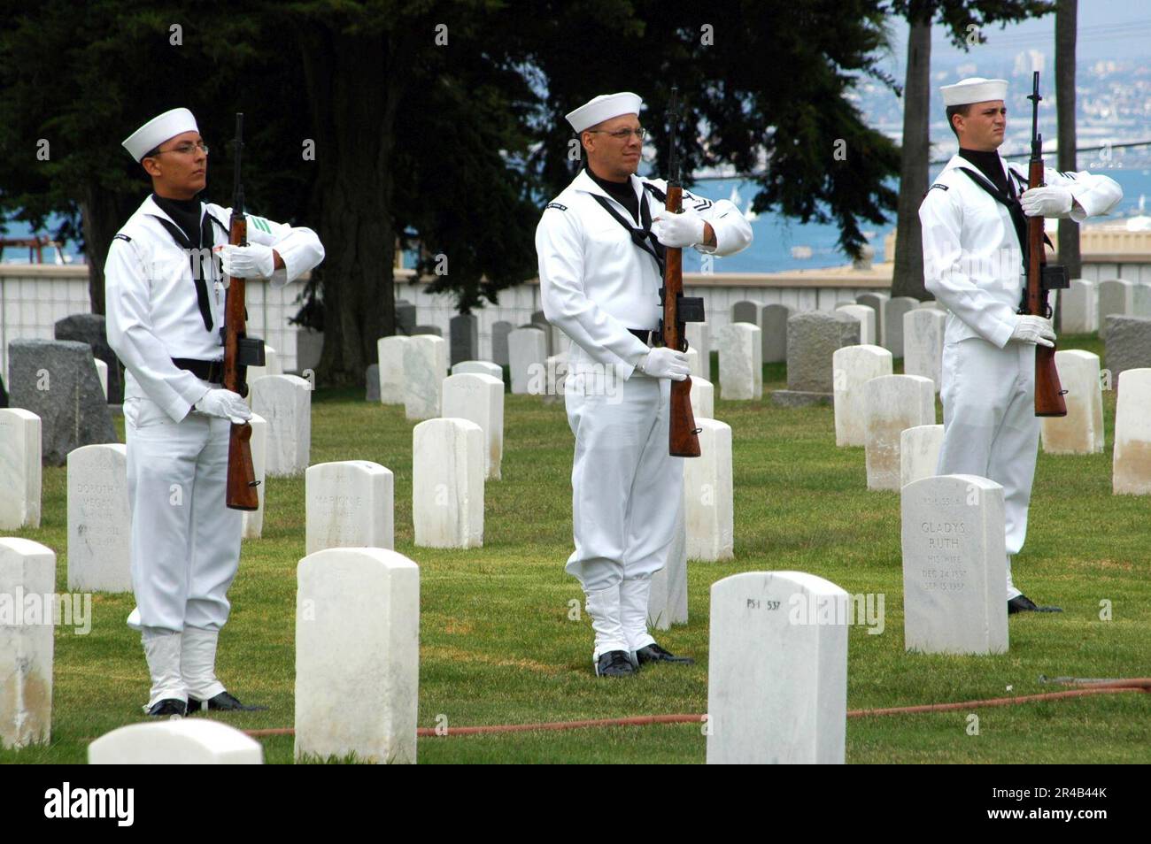 Military funeral 21 gun salute hi-res stock photography and images - Alamy
