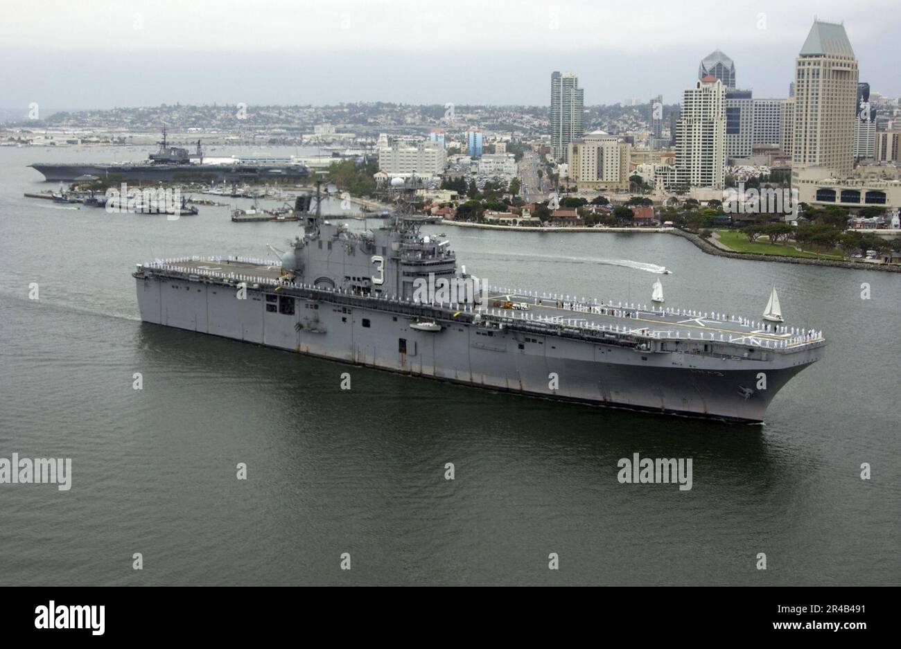 US Navy The amphibious assault ship USS Belleau Wood (LHA 3) Sailors ...