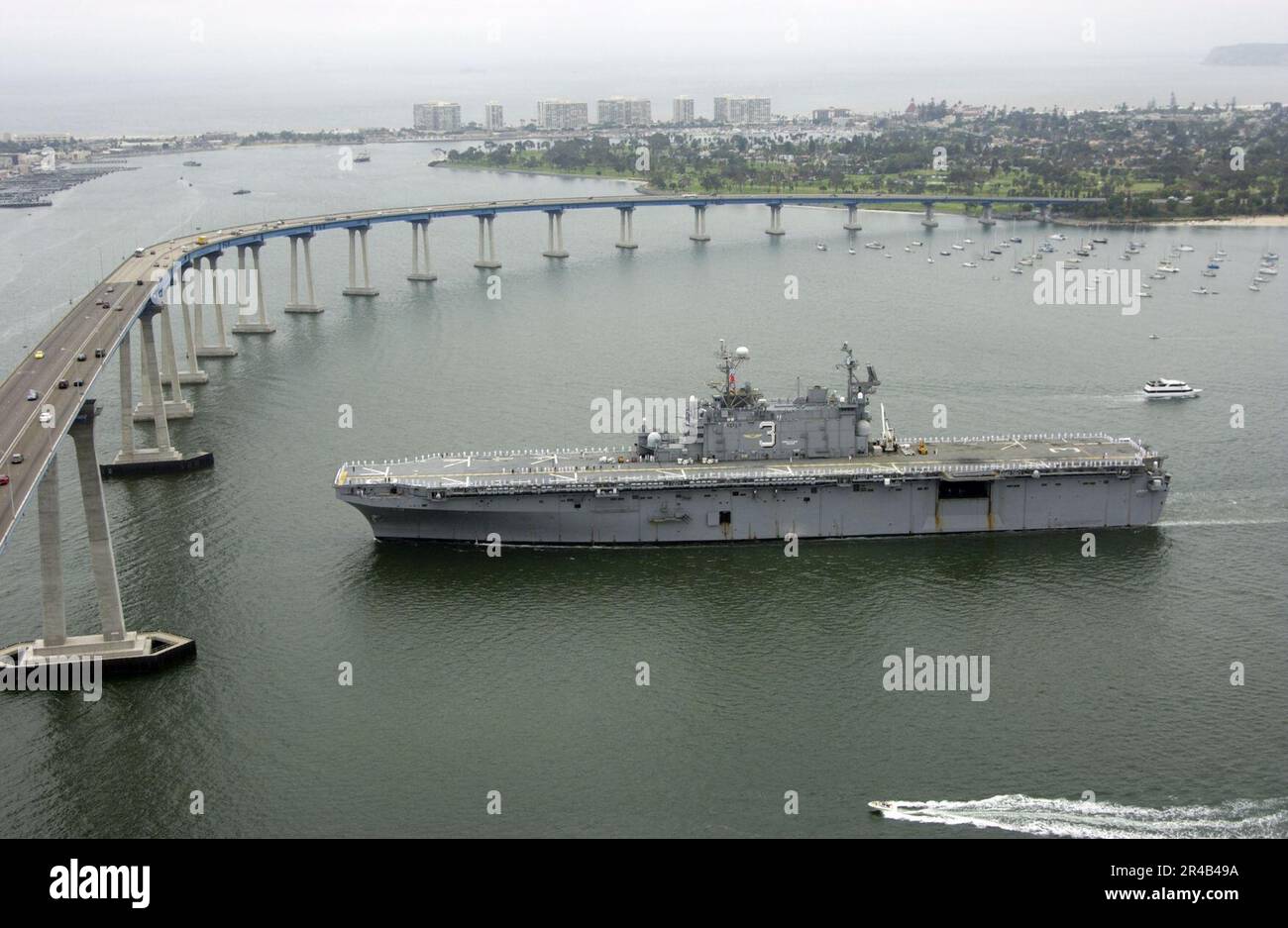 US Navy The amphibious assault ship USS Belleau Wood (LHA 3) Sailors ...
