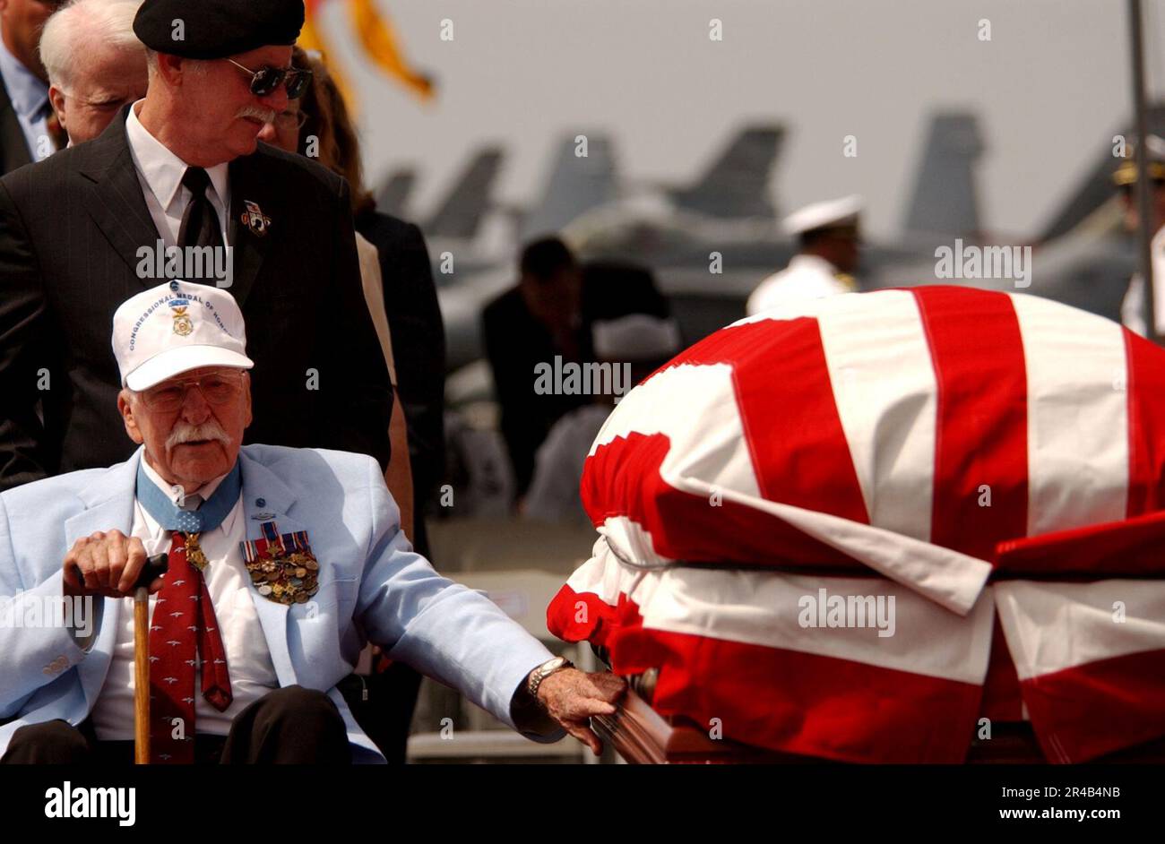 US Navy A Medal of Honor recipient pays tribute to retired Vice Adm ...