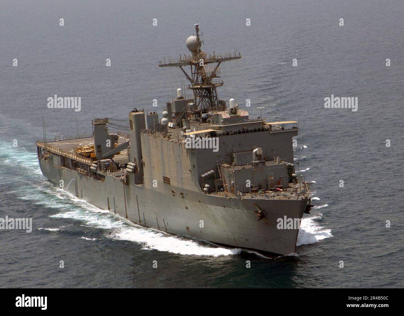US Navy The amphibious dock landing ship USS Gunston Hall (LSD 44 ...