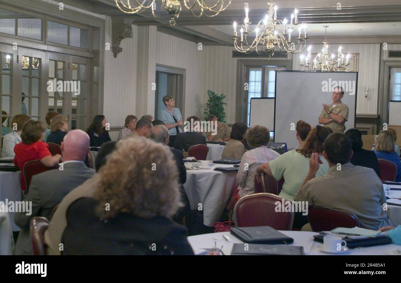 US Navy Chief of Naval Operations (CNO) Adm. Mike Mullen and Mrs ...