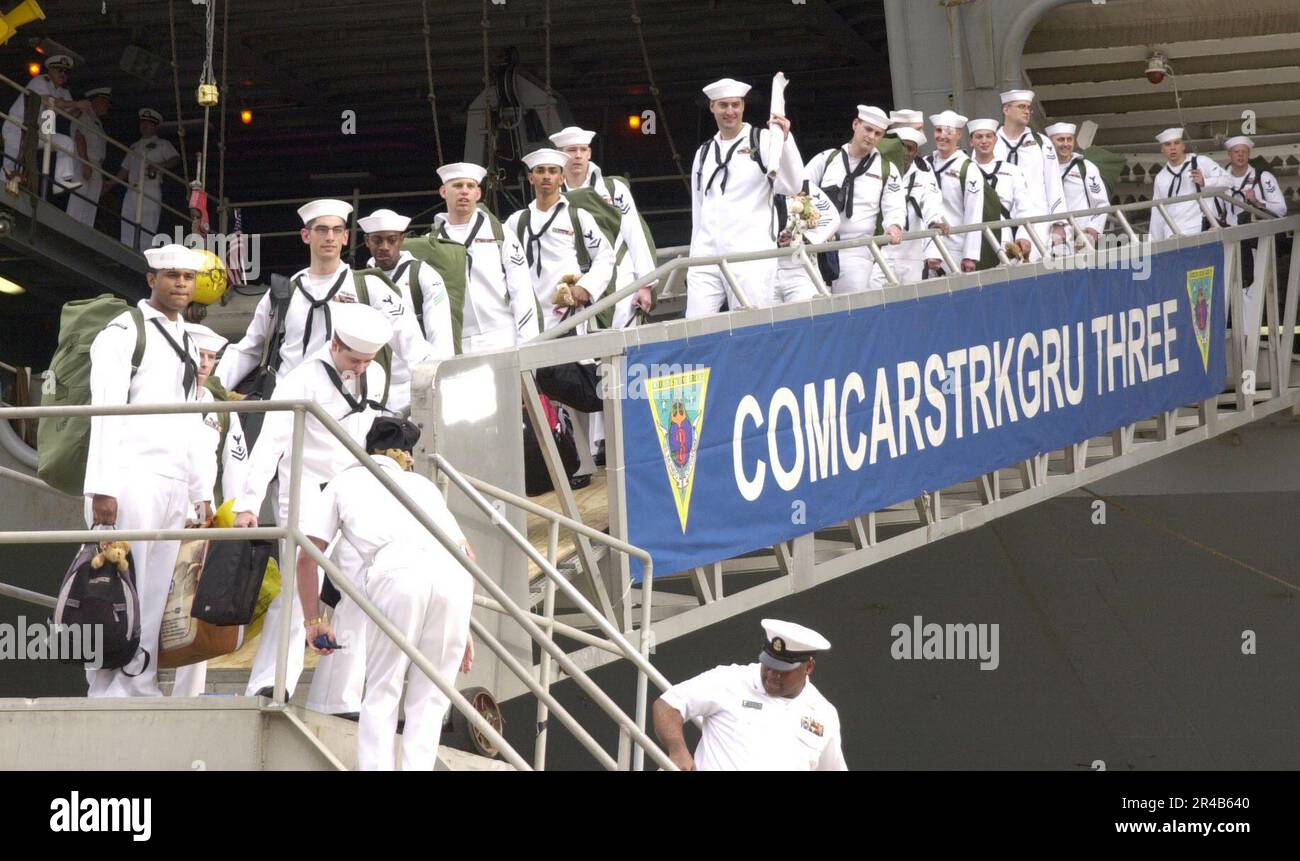 US Navy Sailors from the Nimitz-class aircraft carrier USS Carl Vinson ...