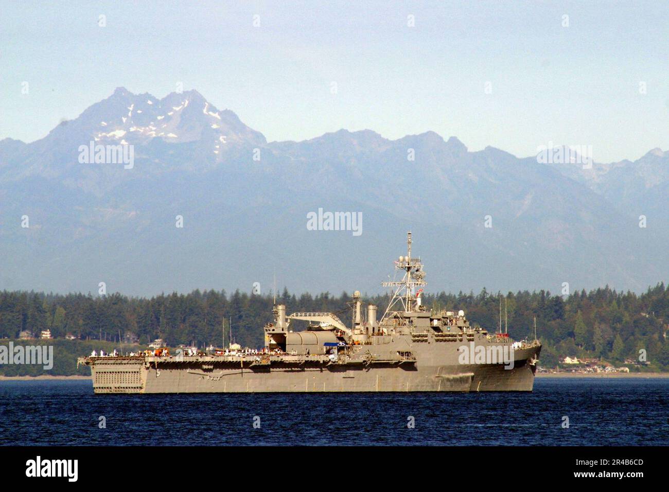 US Navy The amphibious transport dock USS Ogden (LPD 5) prepares to ...