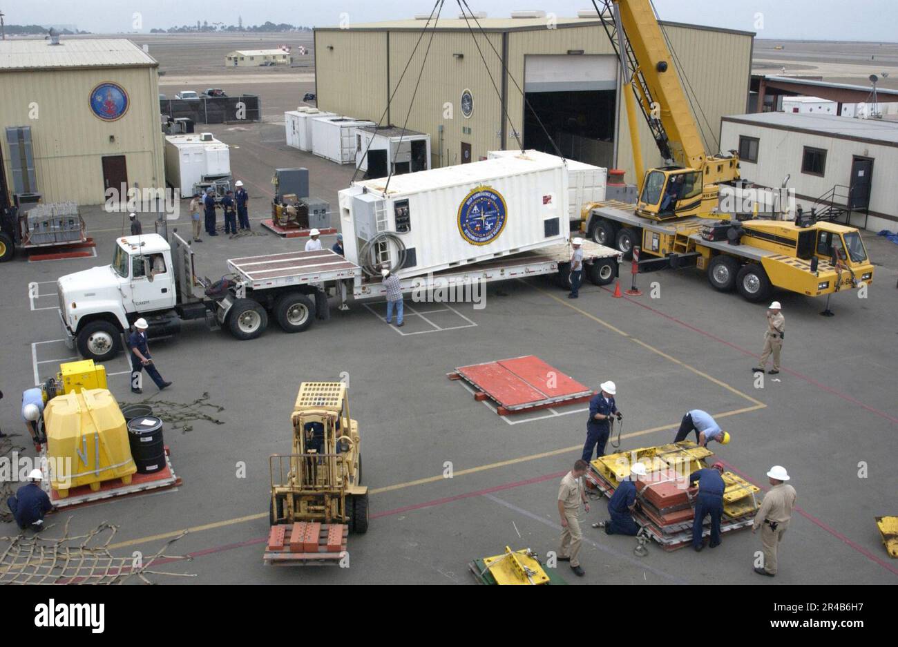 US Navy Sailors assigned to the U.S. Navy's Unmanned Vehicle (UMV ...