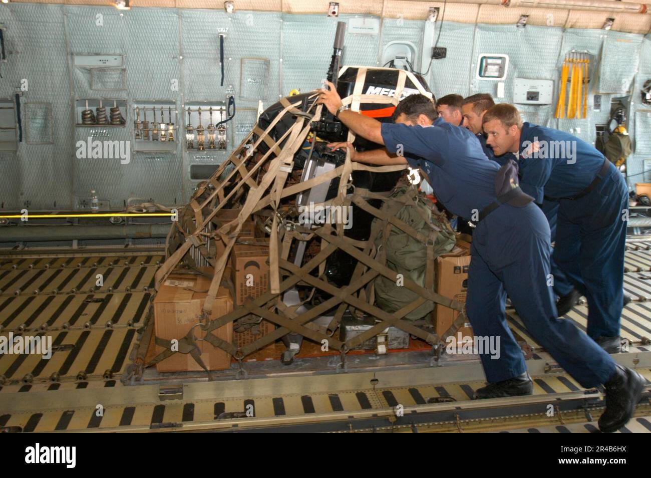 US Navy Sailors assigned to the U.S. Navy's Deep Submergence Unit (DSU ...
