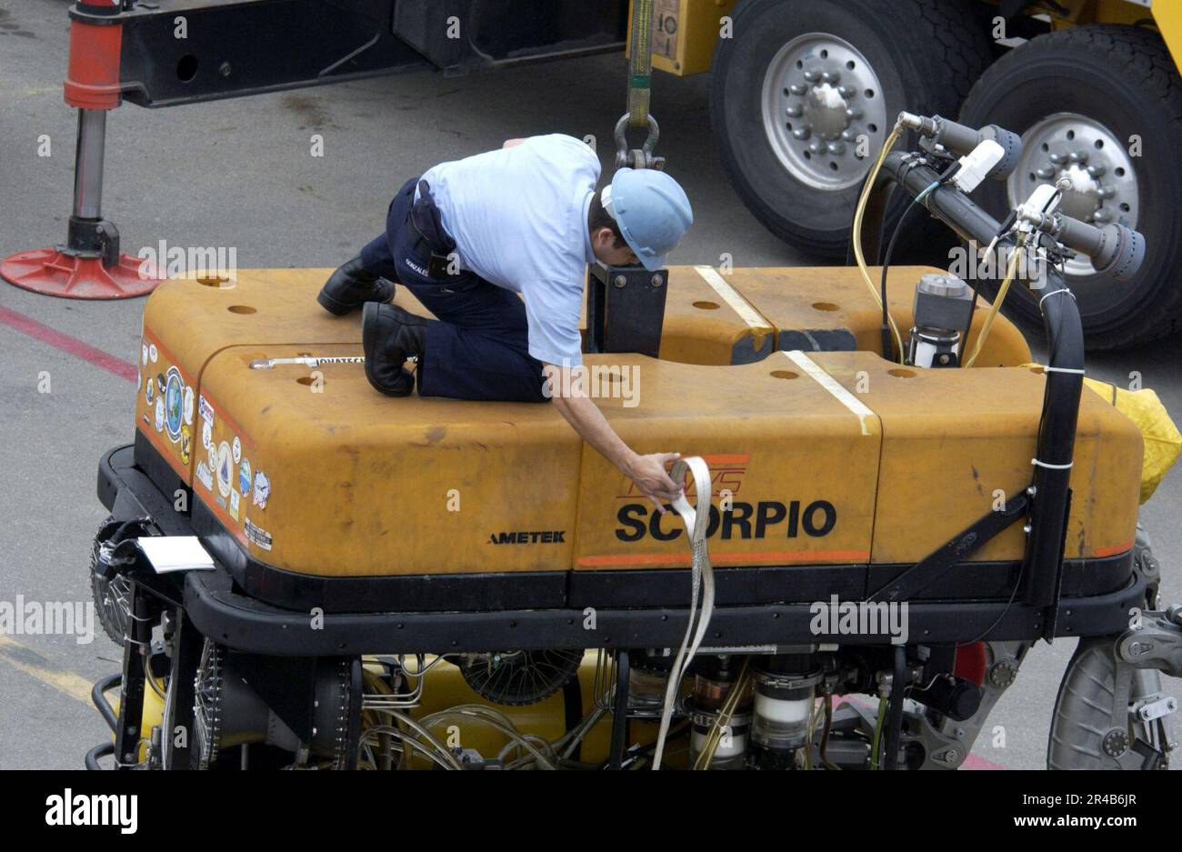 US Navy Sailors assigned to the U.S. Navy's Unmanned Vehicle (UMV ...