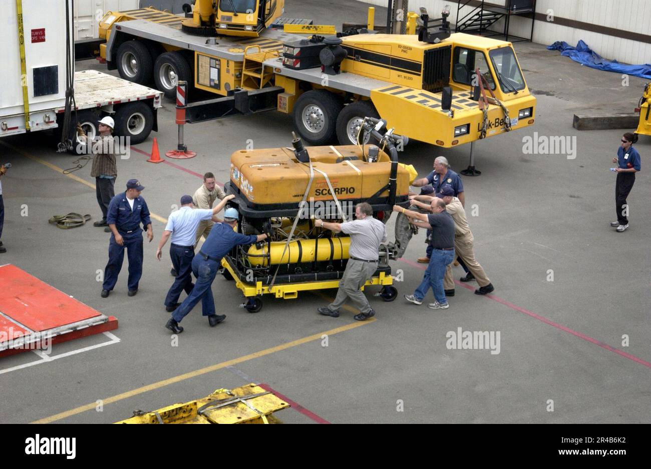 US Navy Sailors assigned to the U.S. Navy's Unmanned Vehicle (UMV ...