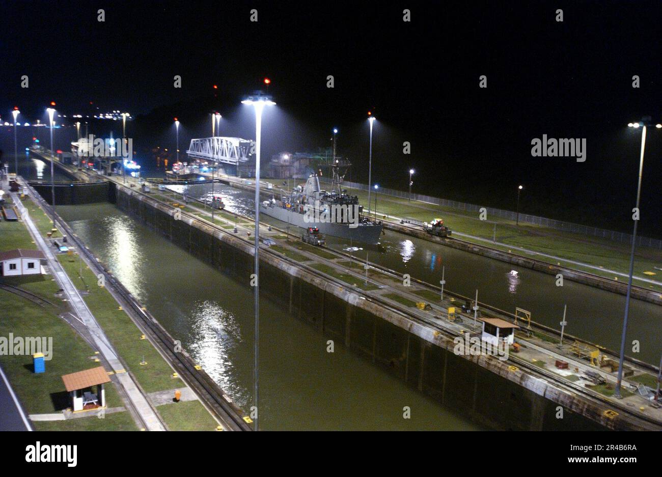 US Navy The mine warfare countermeasure ship USS Devastator (MCM 6 ...