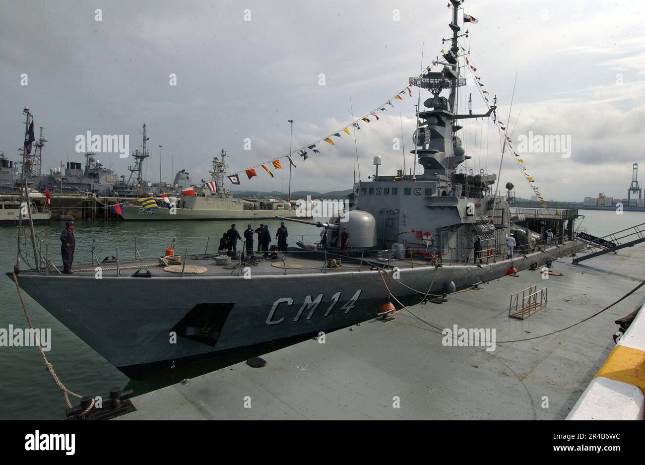 US Navy The Ecuadorian corvette BAE El Oro (CM 14) sits pier side in ...