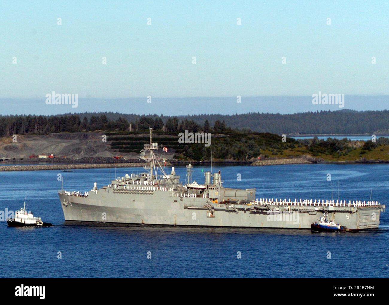 US Navy The amphibious dock landing ship USS Ogden (LPD 5) arrives in ...