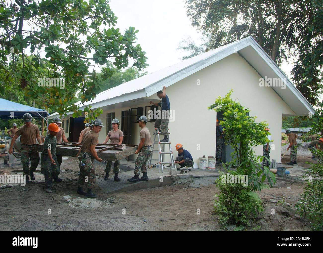 US Navy Construction personnel from Philippine Navy, and U.S. Navy ...