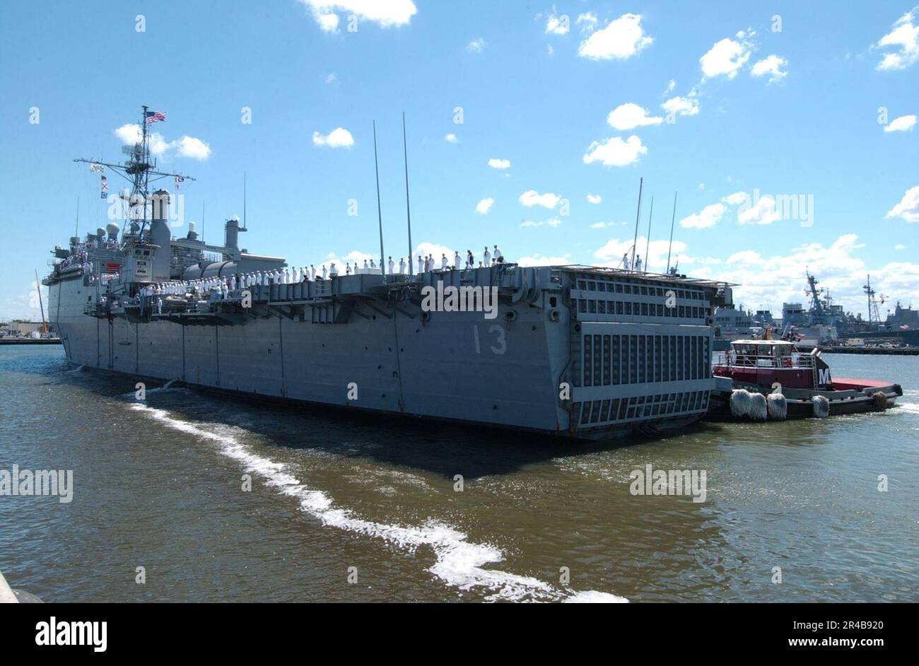 US Navy The amphibious transport dock ship USS Nashville (LPD 13) pulls ...