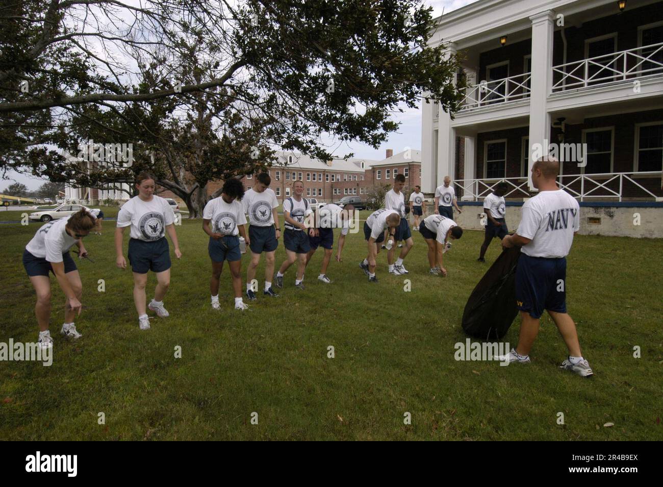 US Navy Students from the U.S. Navy Rescue Swimmer School clean-up ...