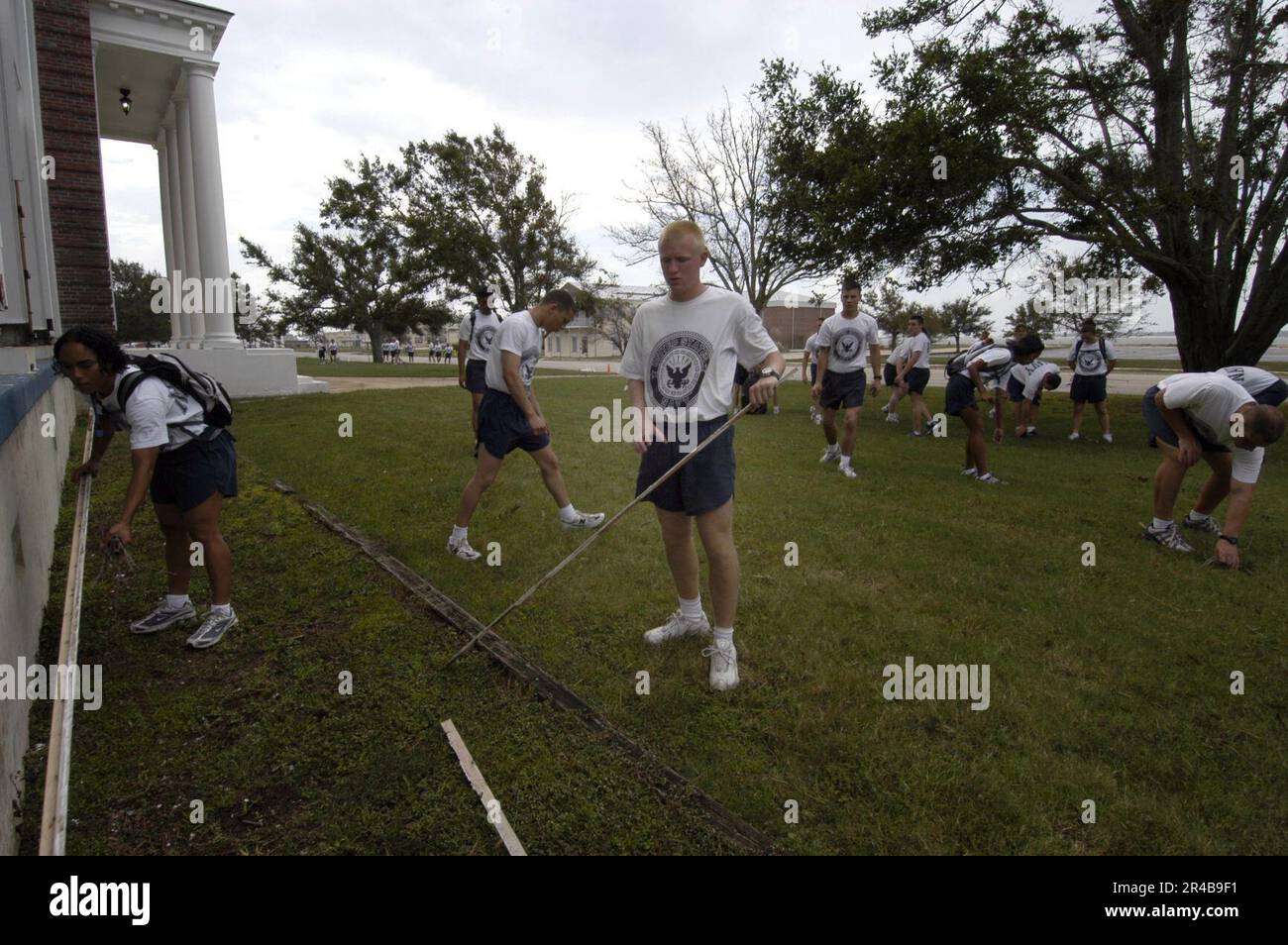 US Navy Students from the U.S. Navy Rescue Swimmer School clean-up ...