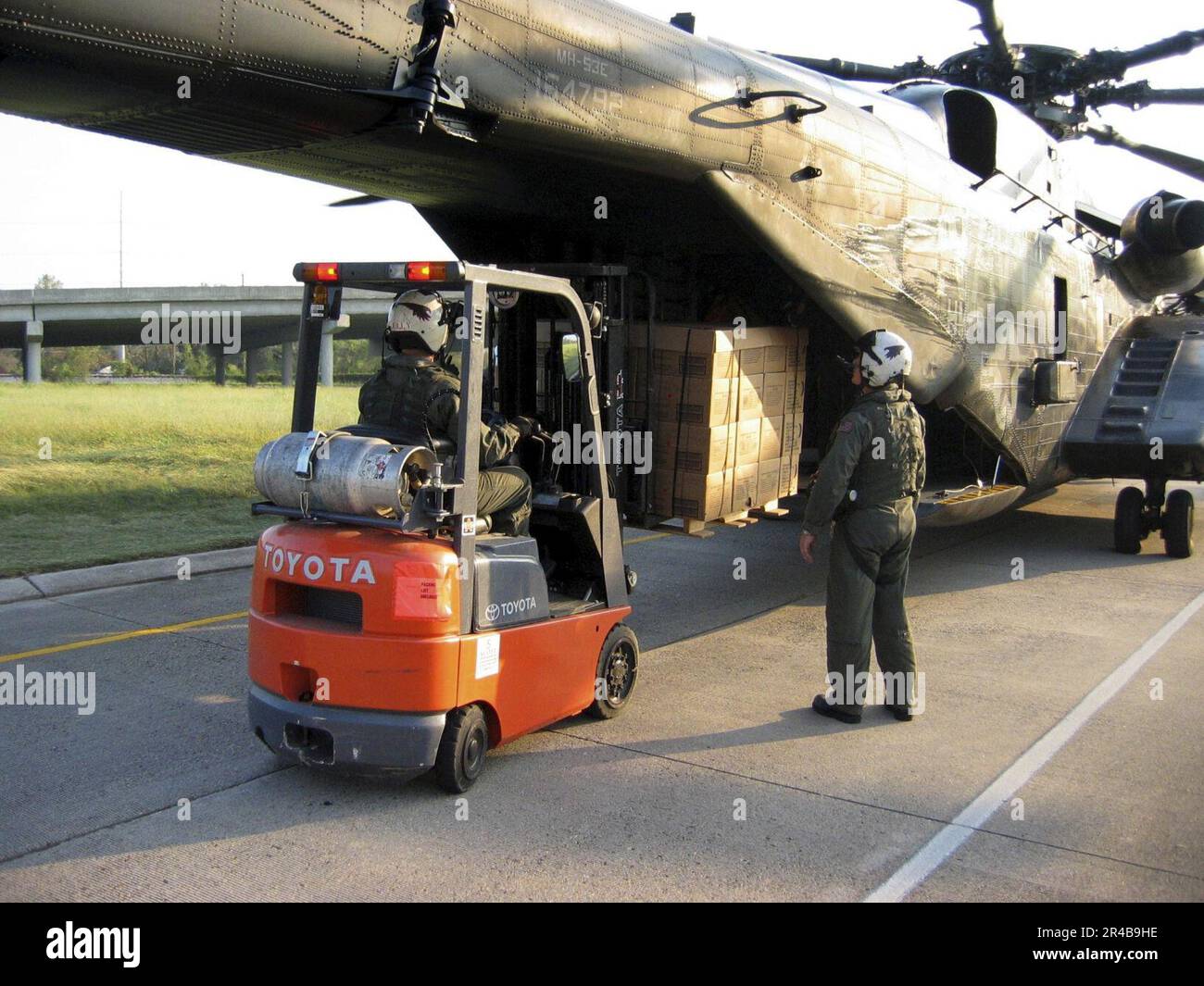 US Navy U.S. Navy air crewmen load Meals Ready to Eat (MREs) and ...