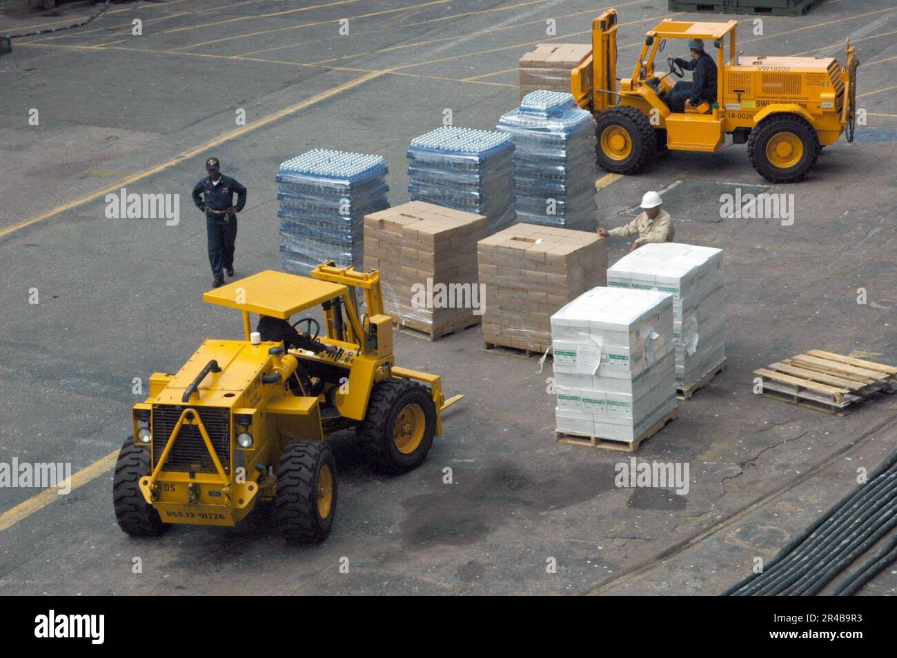 US Navy Forklifts from the amphibious assault ship USS Iwo Jima (LHD 7 ...
