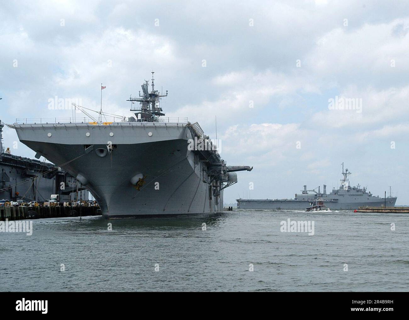 US Navy The amphibious transport dock USS Shreveport (LPD 12), rear ...