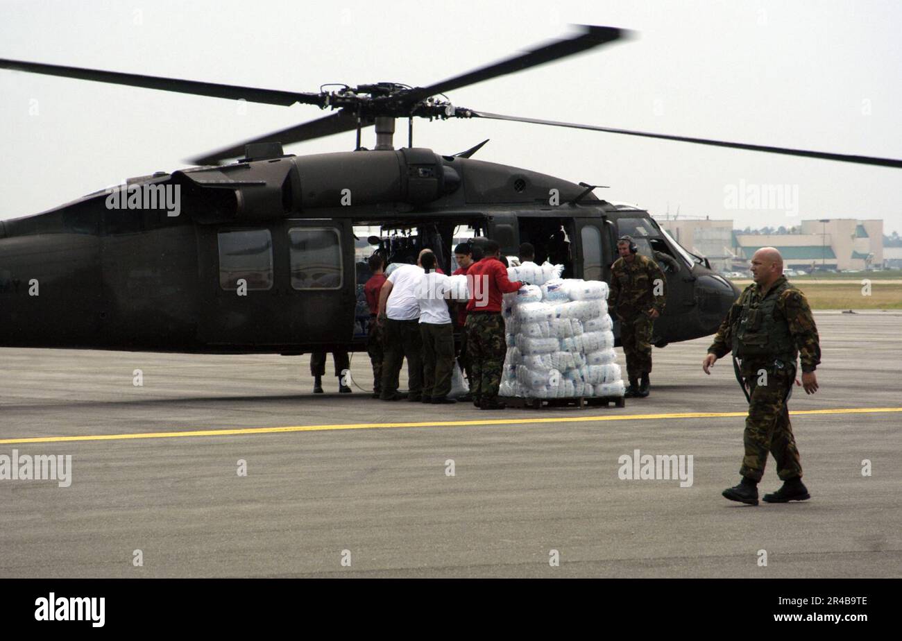 US Navy U.S. Navy Aviation Ordnancemen from the amphibious assault ship ...