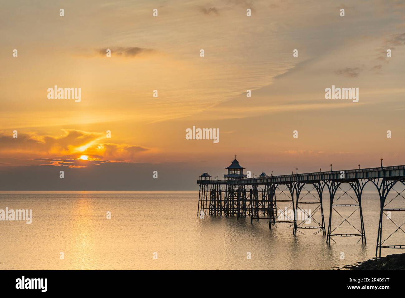 Disappearing architecture hi-res stock photography and images - Alamy