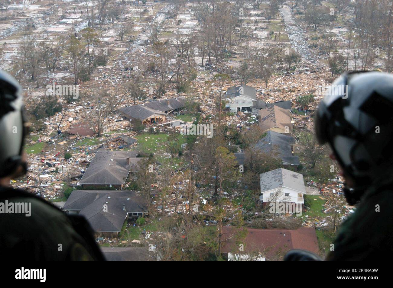 US Navy U.S. Navy air crewmen, assigned to Helicopter Support Unit ...