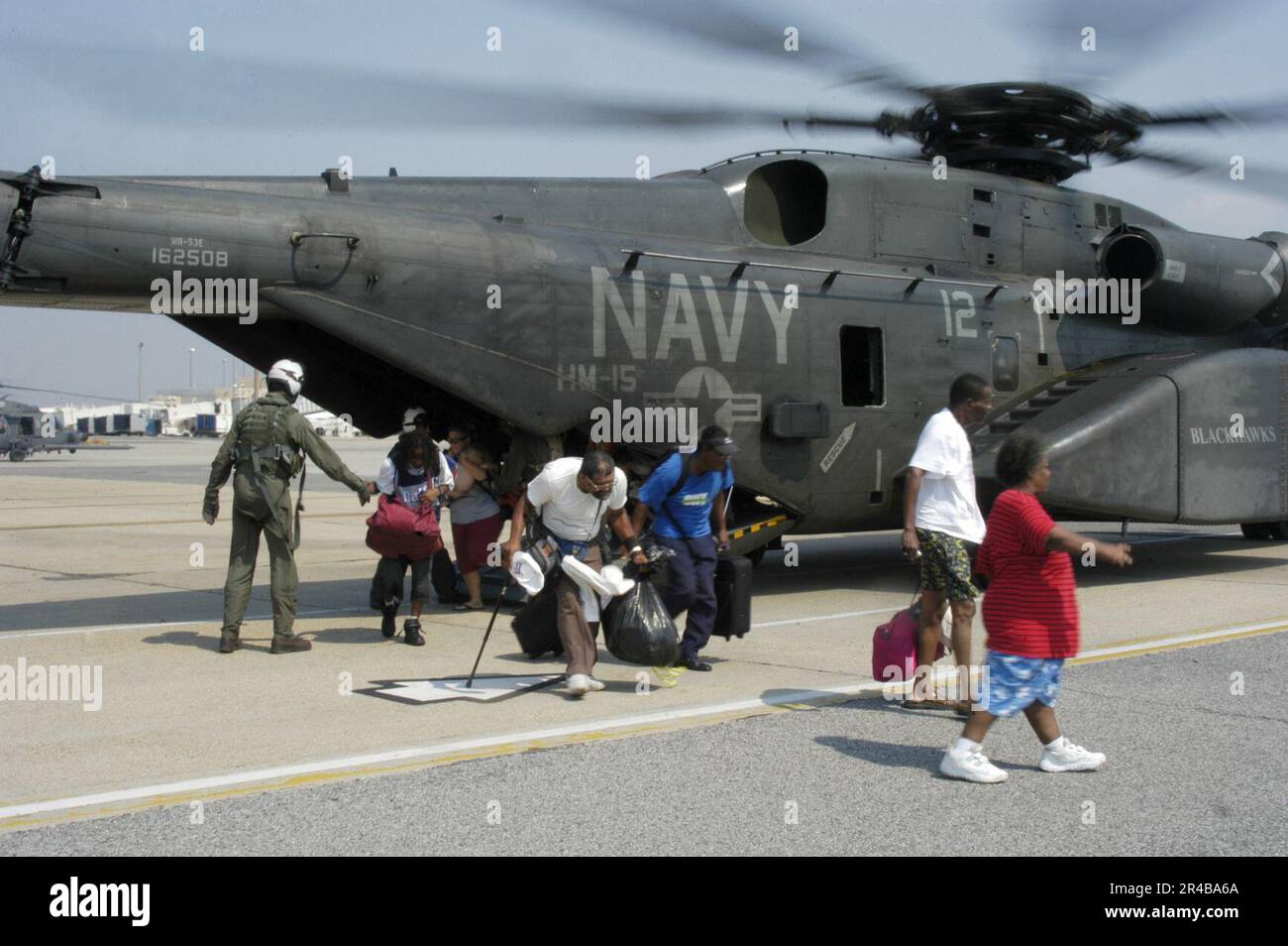 US Navy U.S. Navy air crewmen assigned to Helicopter Mine ...