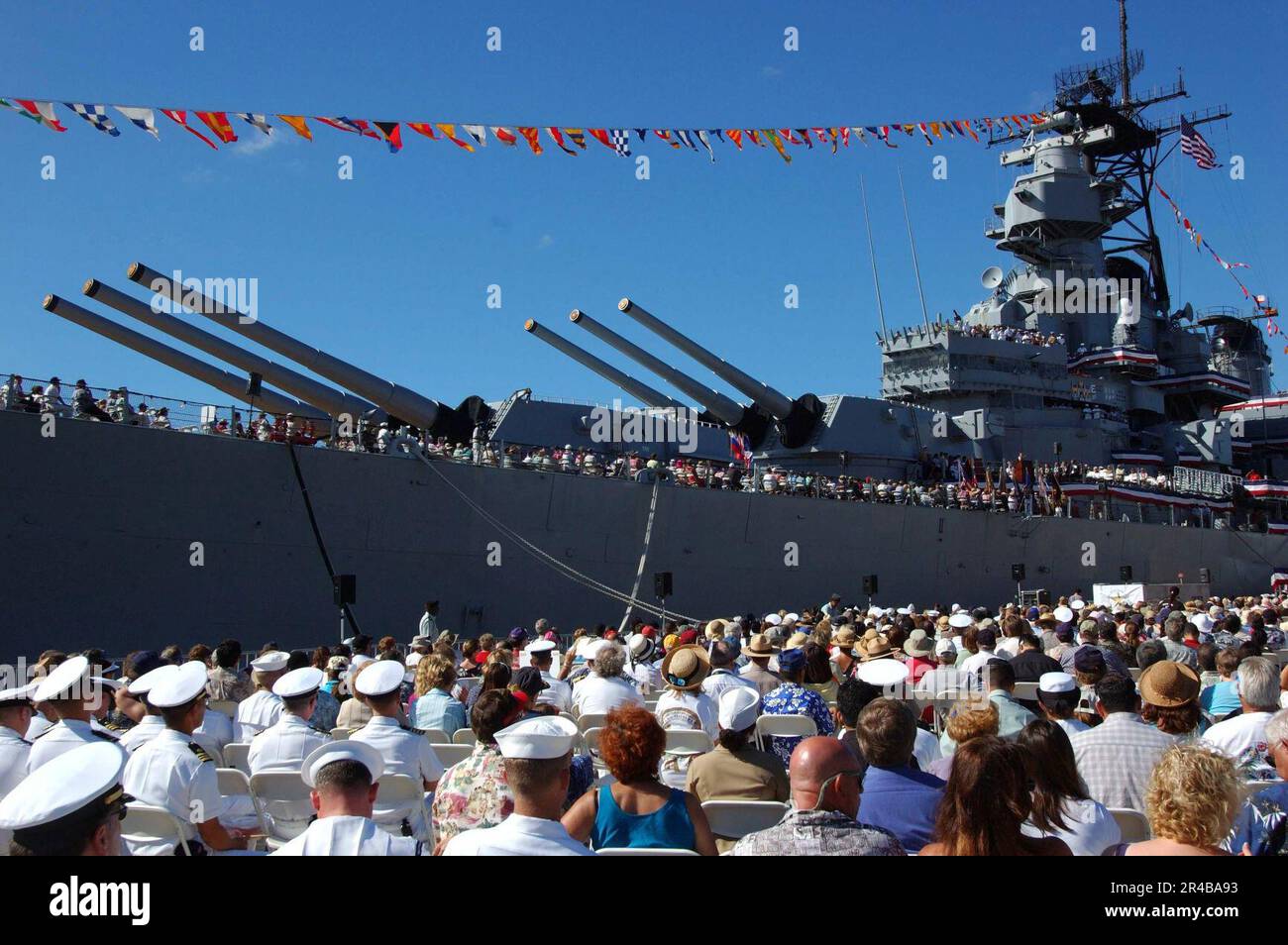 US Navy Over 2,500 people including hundreds of World War II veterans ...