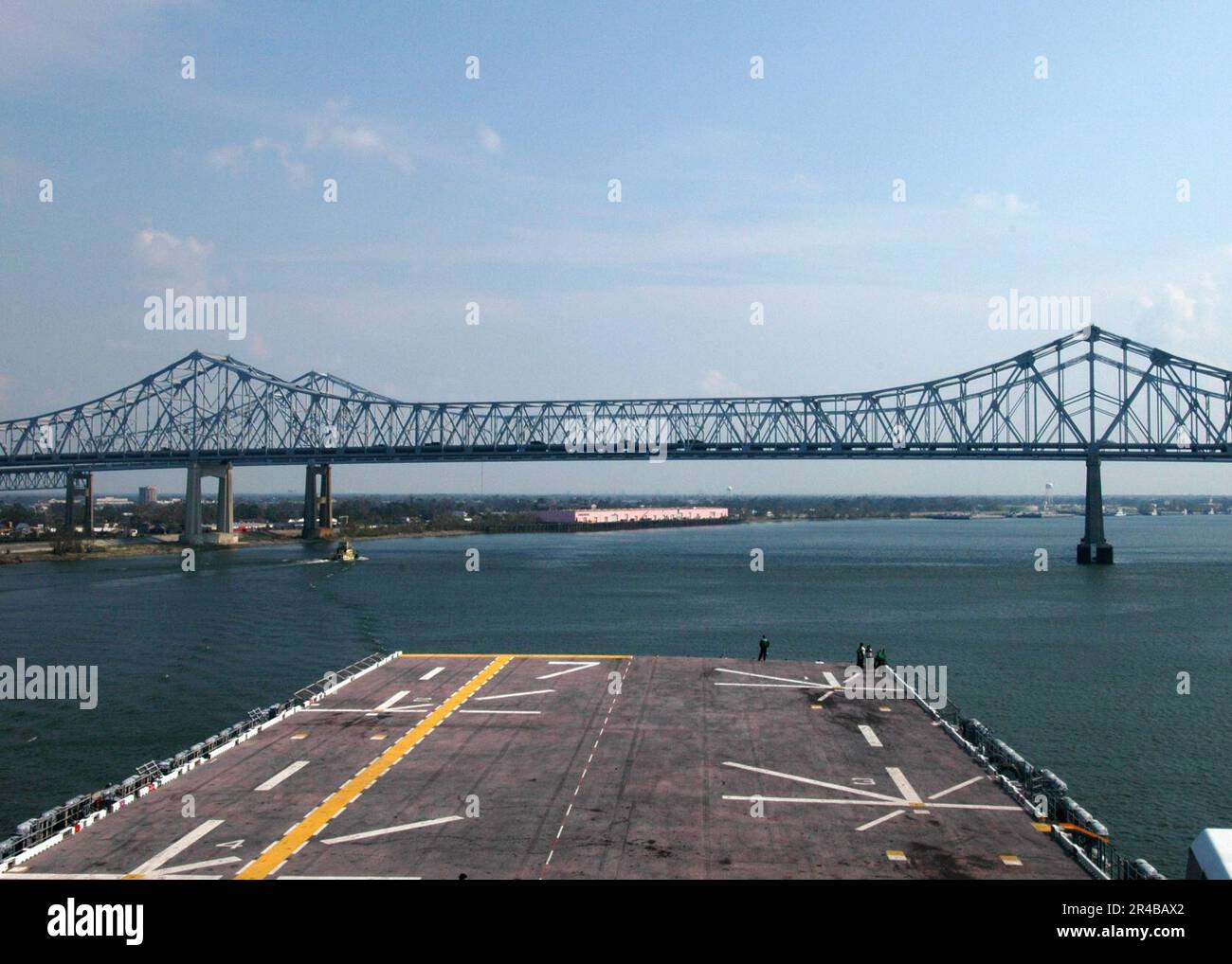 US Navy The amphibious assault ship USS Iwo Jima (LHD 7) prepares to ...
