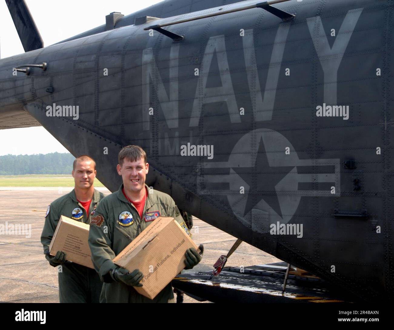 US Navy Crew members of a U.S. Navy MH-53E Sea Dragon helicopter ...