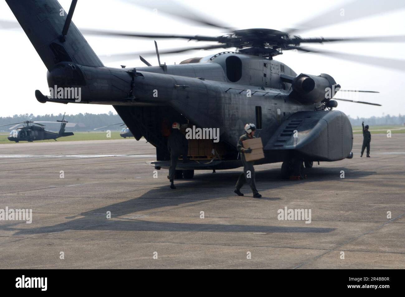 US Navy Crew members of a U.S. Navy MH-53E Sea Dragon helicopter ...