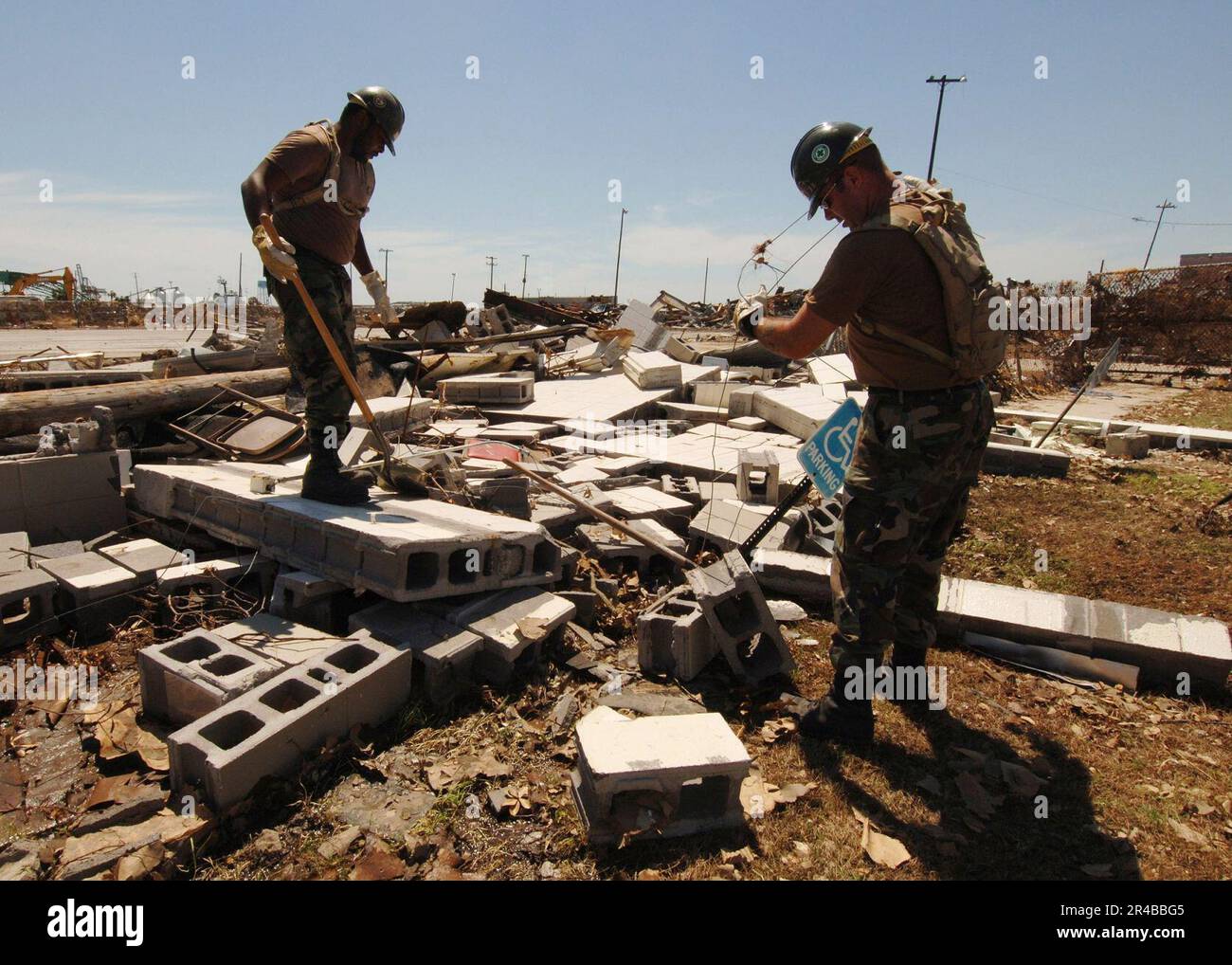 US Navy U.S. Navy Seabees assigned to Naval Mobile Construction ...
