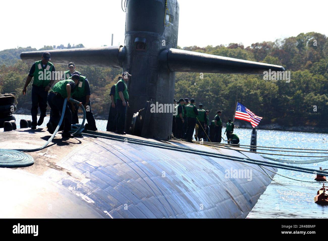 US Navy Sailors aboard the Los Angeles-class attack submarine USS ...