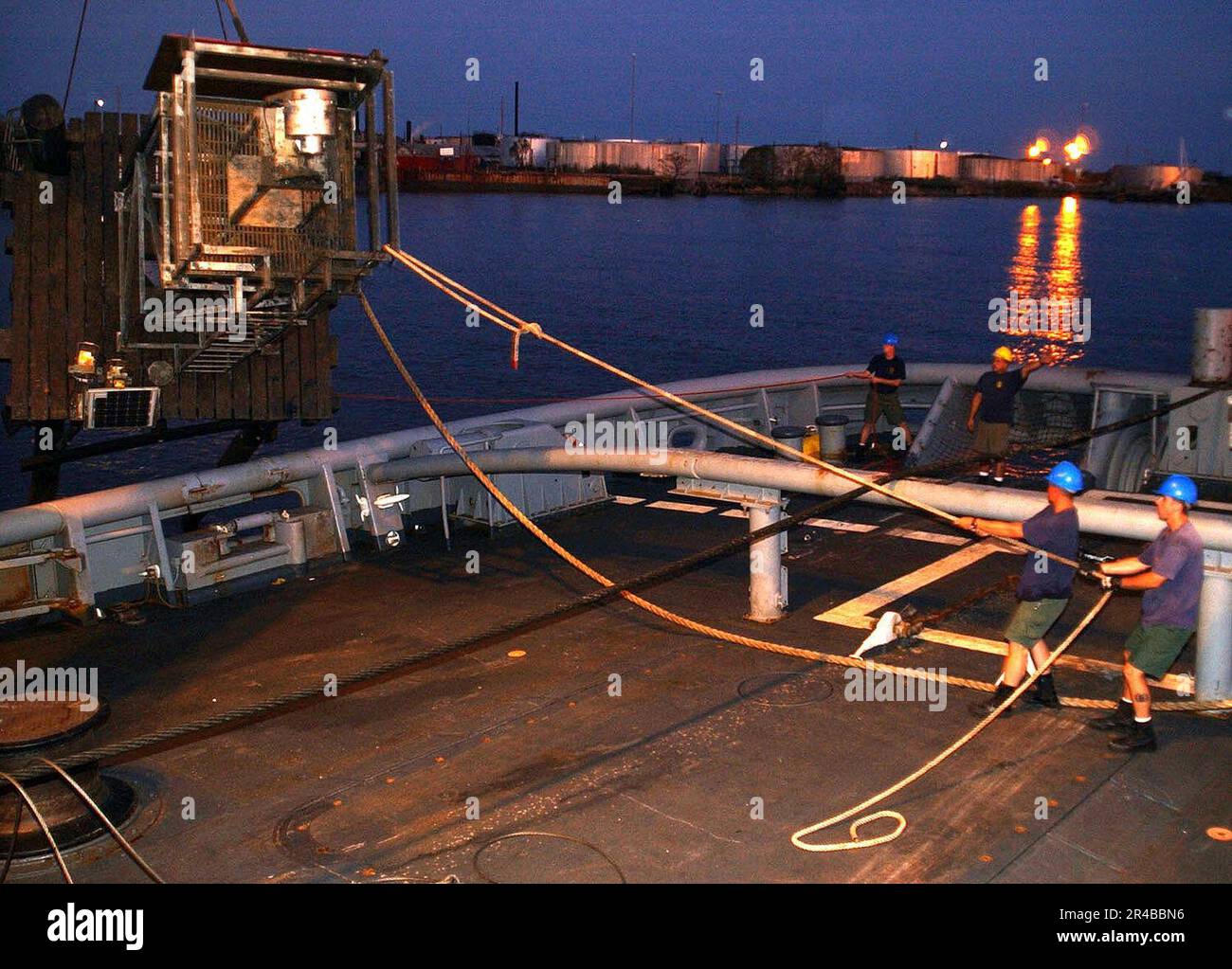 Uss grapple hi-res stock photography and images - Alamy