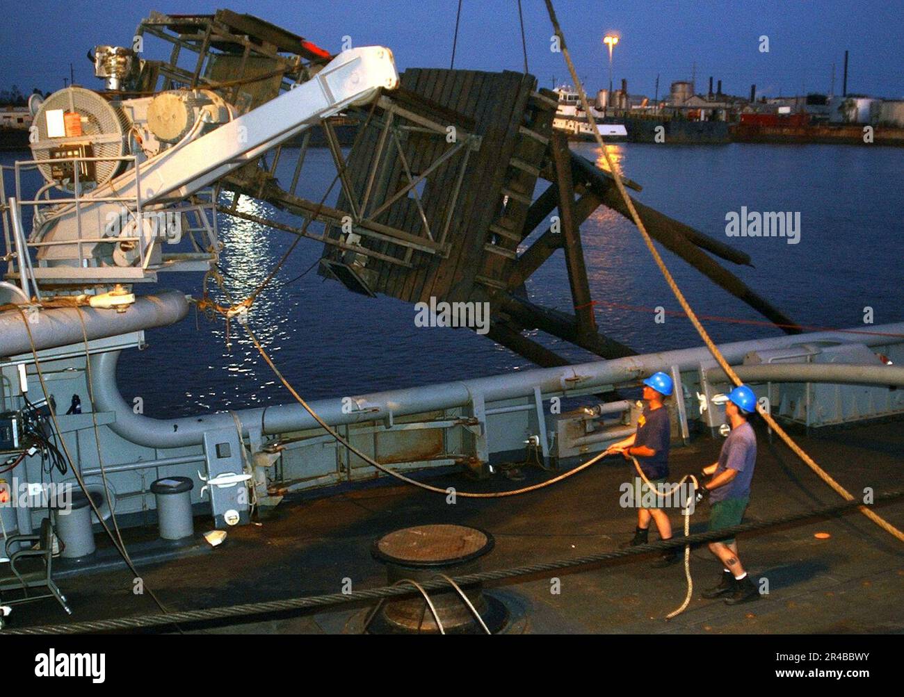 US Navy U.S. Navy divers, assigned to the rescue and salvage ship USS ...