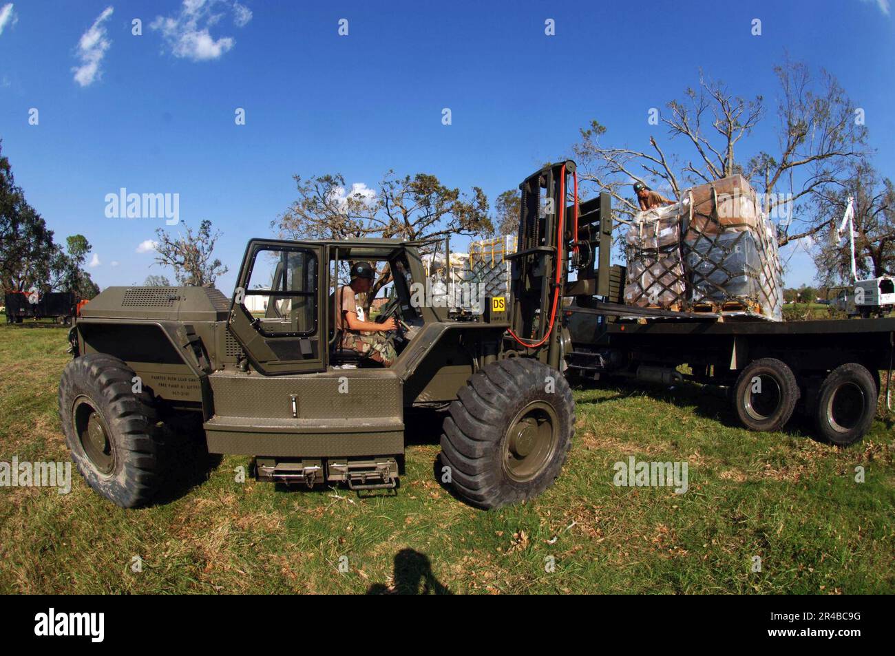 US Navy U.S. Navy Seabee's assigned to Naval Mobile Construction ...