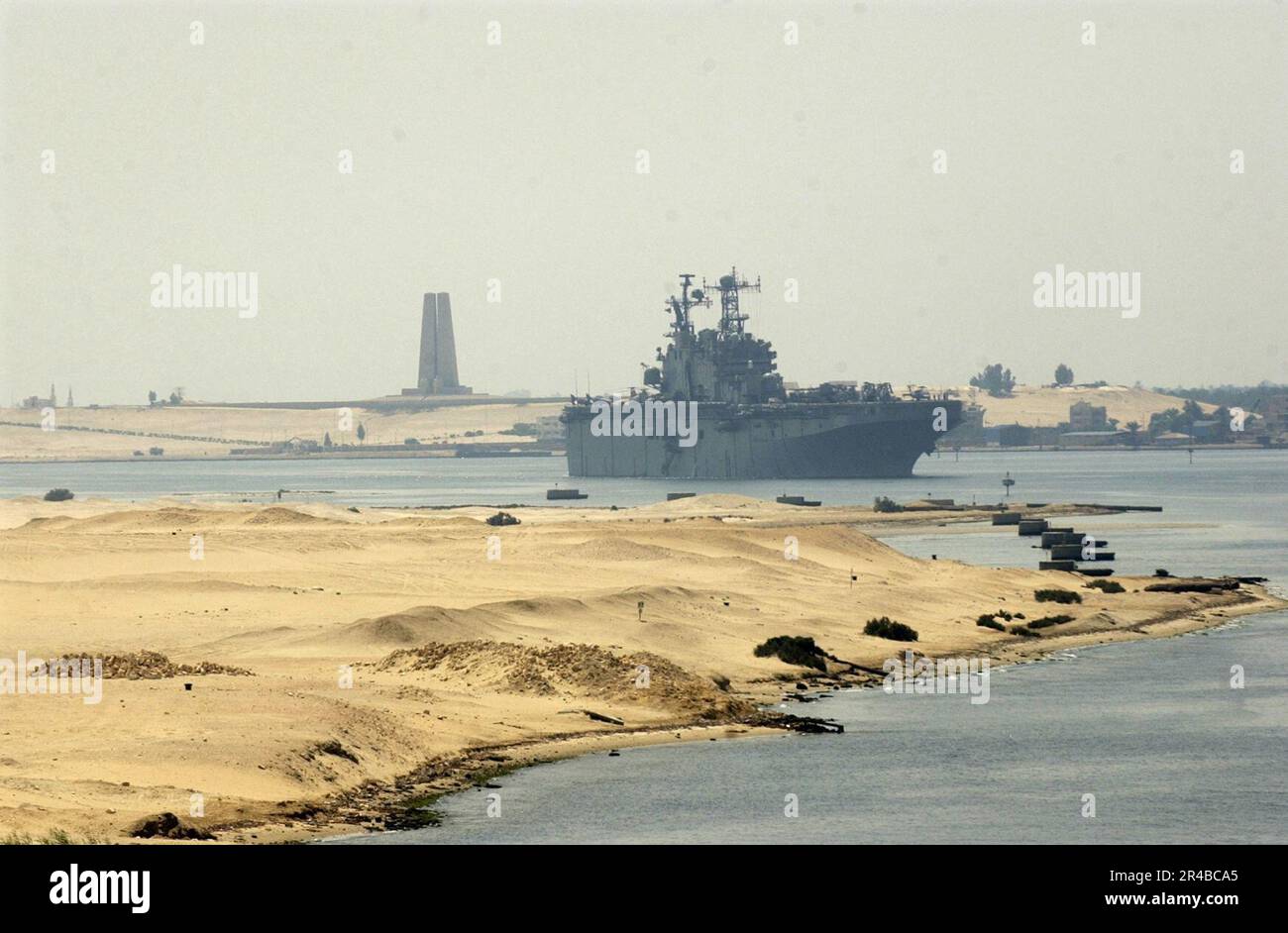 US Navy The amphibious assault ship USS Tarawa (LHA 1) transits the ...