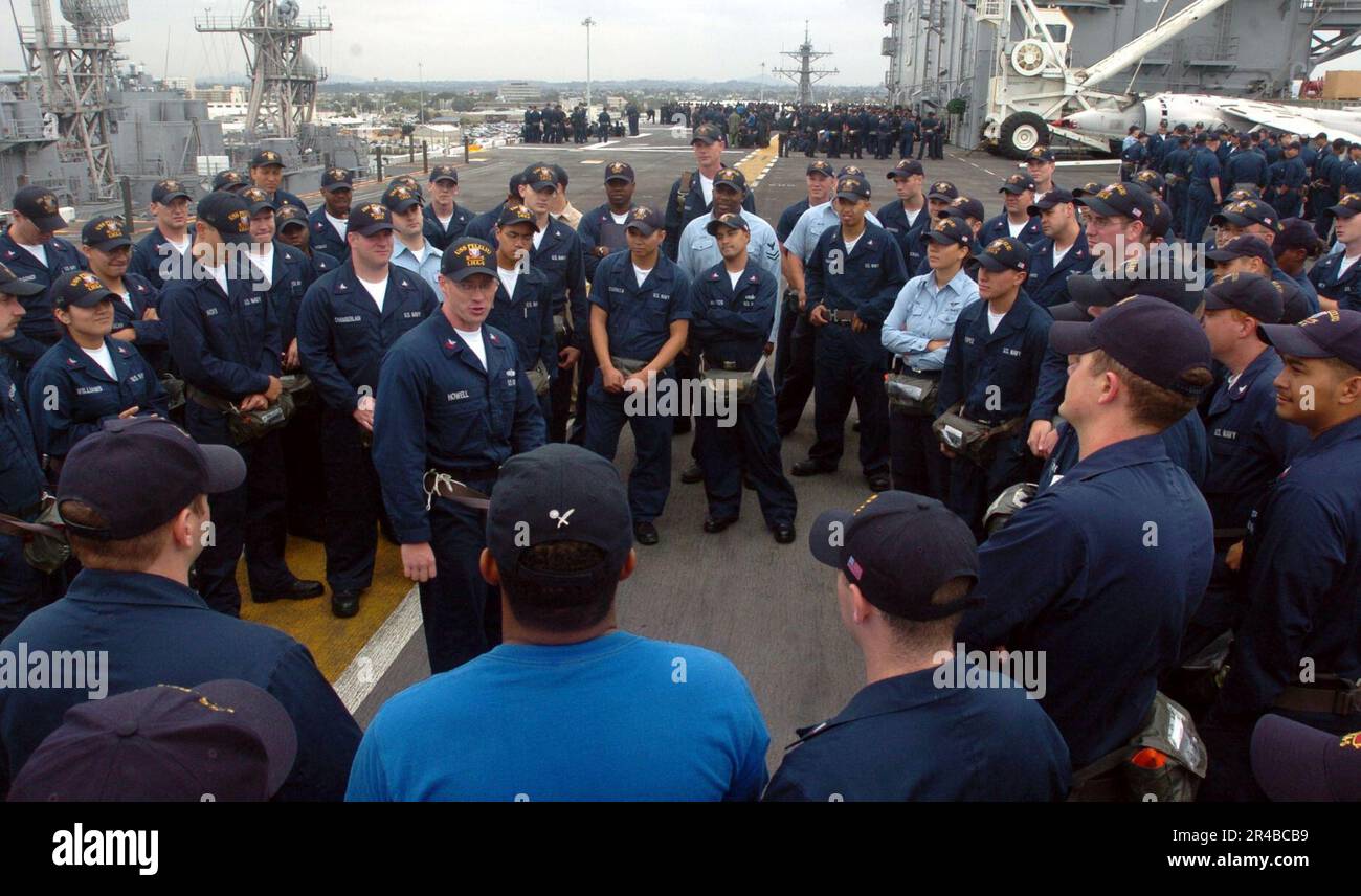 US Navy Intelligence Specialist 1st Class center, musters Operations ...