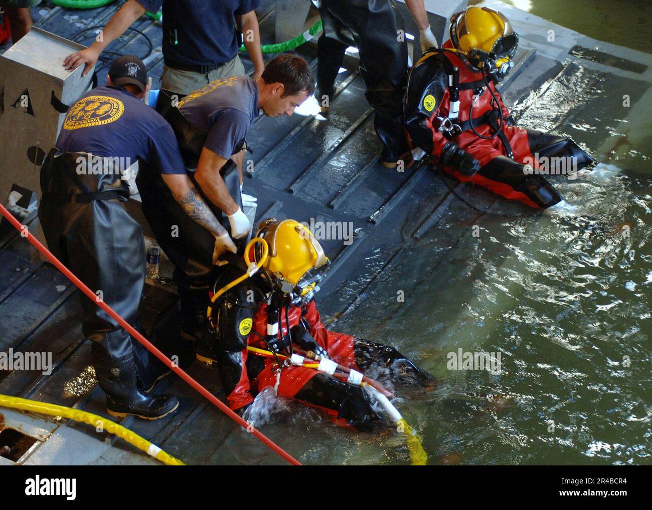 Us Navy U S Navy Sailors Assigned To Mobile Diving And Salvage Unit