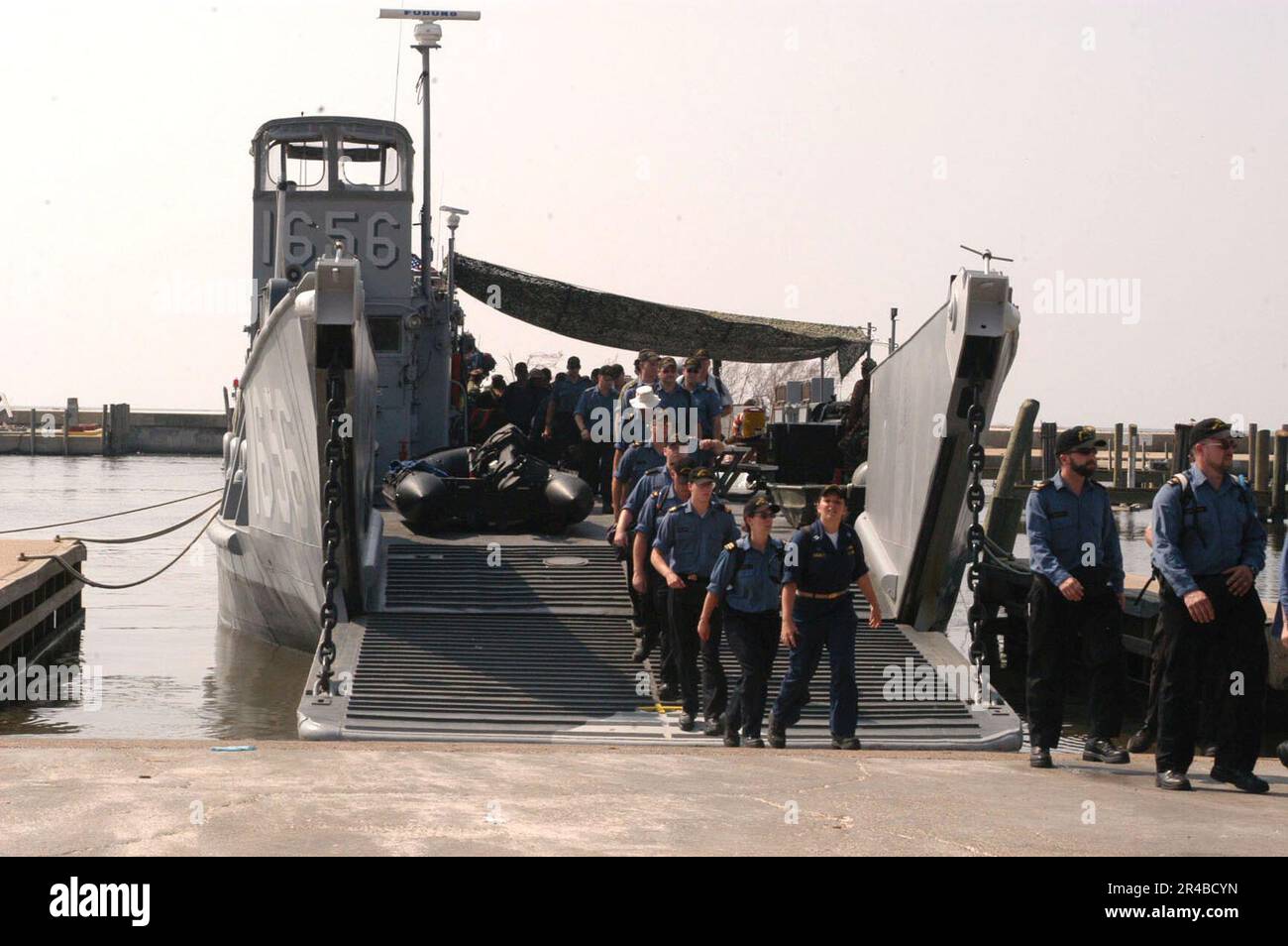 US Navy Canadian Sailors and soldiers disembark a Landing Craft Unit ...