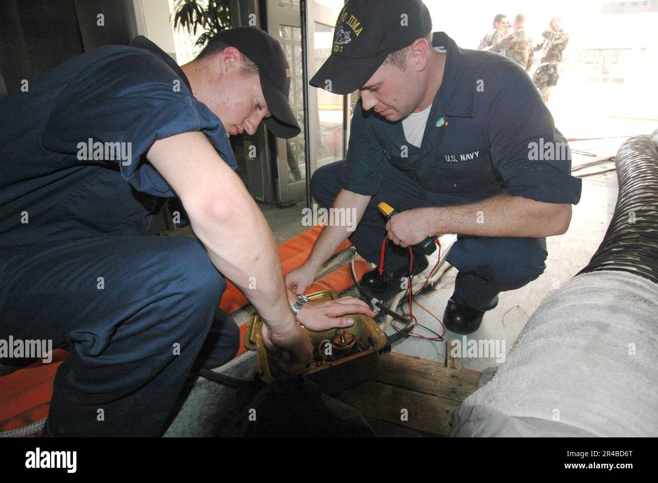 US Navy Electrican's Mate 2nd Class assigned to the amphibious assault ...