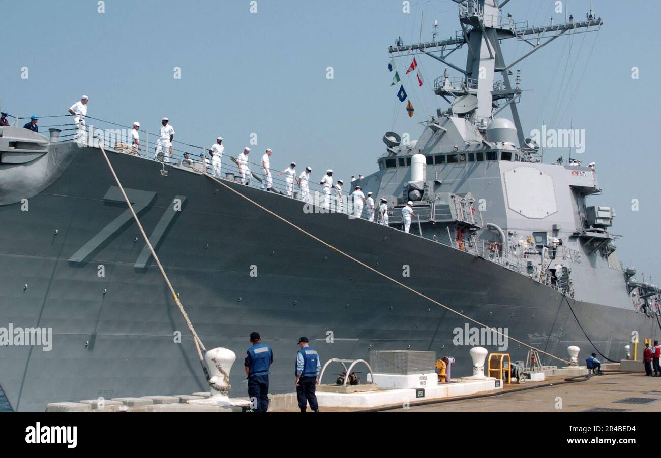 US Navy The guided missile destroyer USS Ross (DDG 71) moored to Pier 5 ...