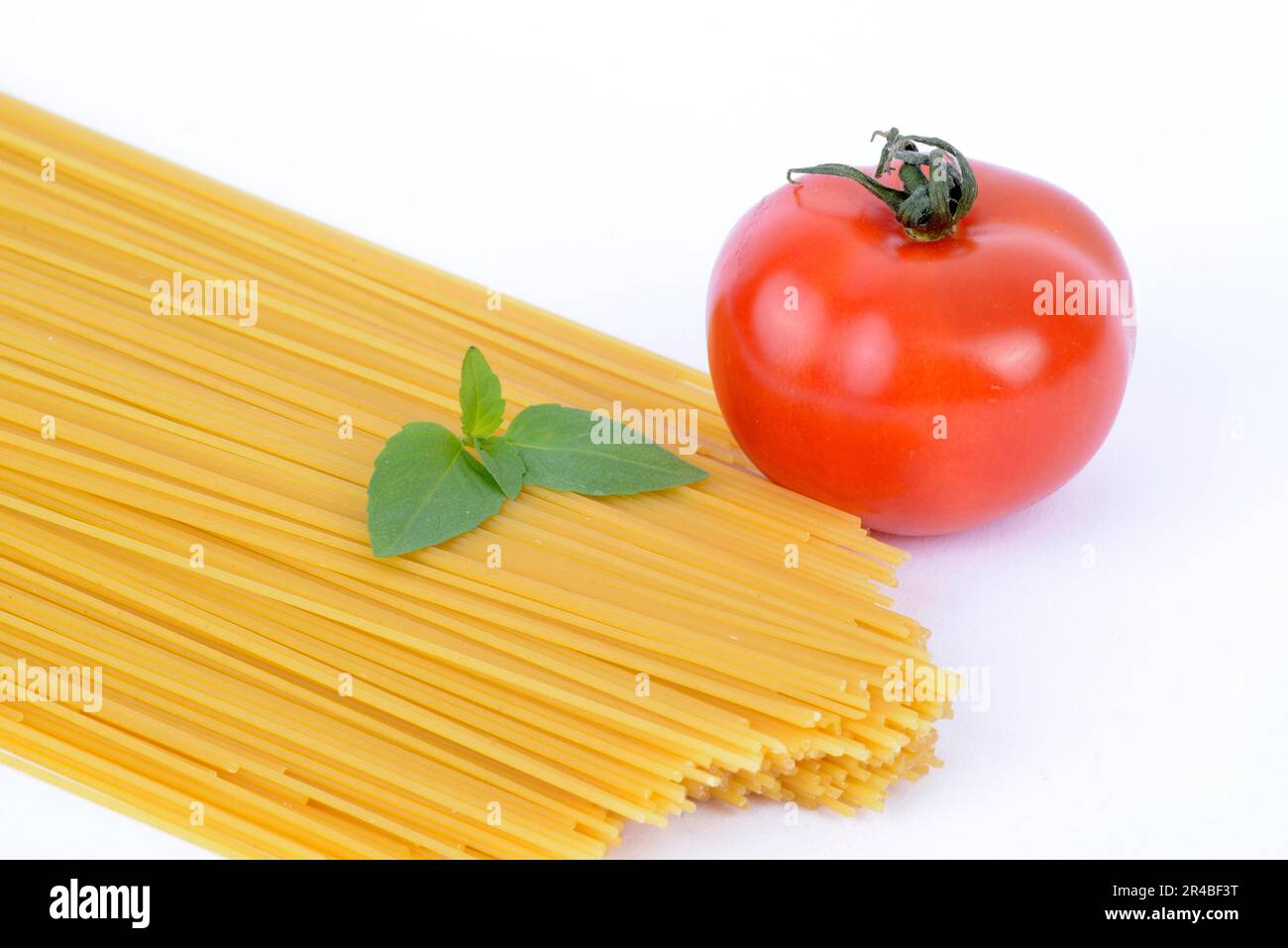 Spaghetti noodles, spaghettini, noodles, tomatoes Stock Photo - Alamy