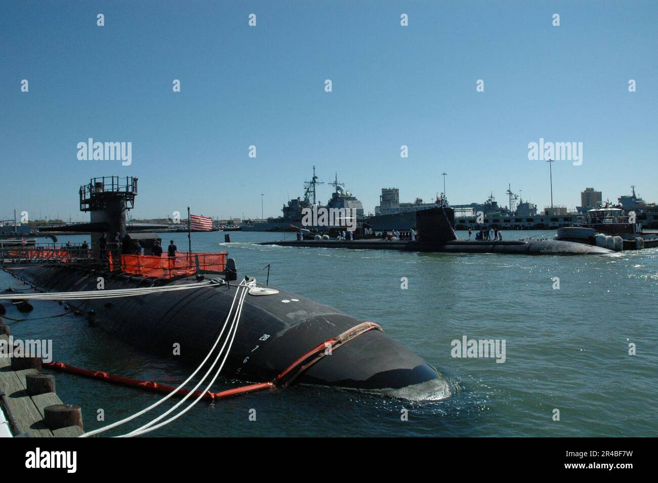 US Navy The Los Angeles-class fast attack submarine USS Newport News ...