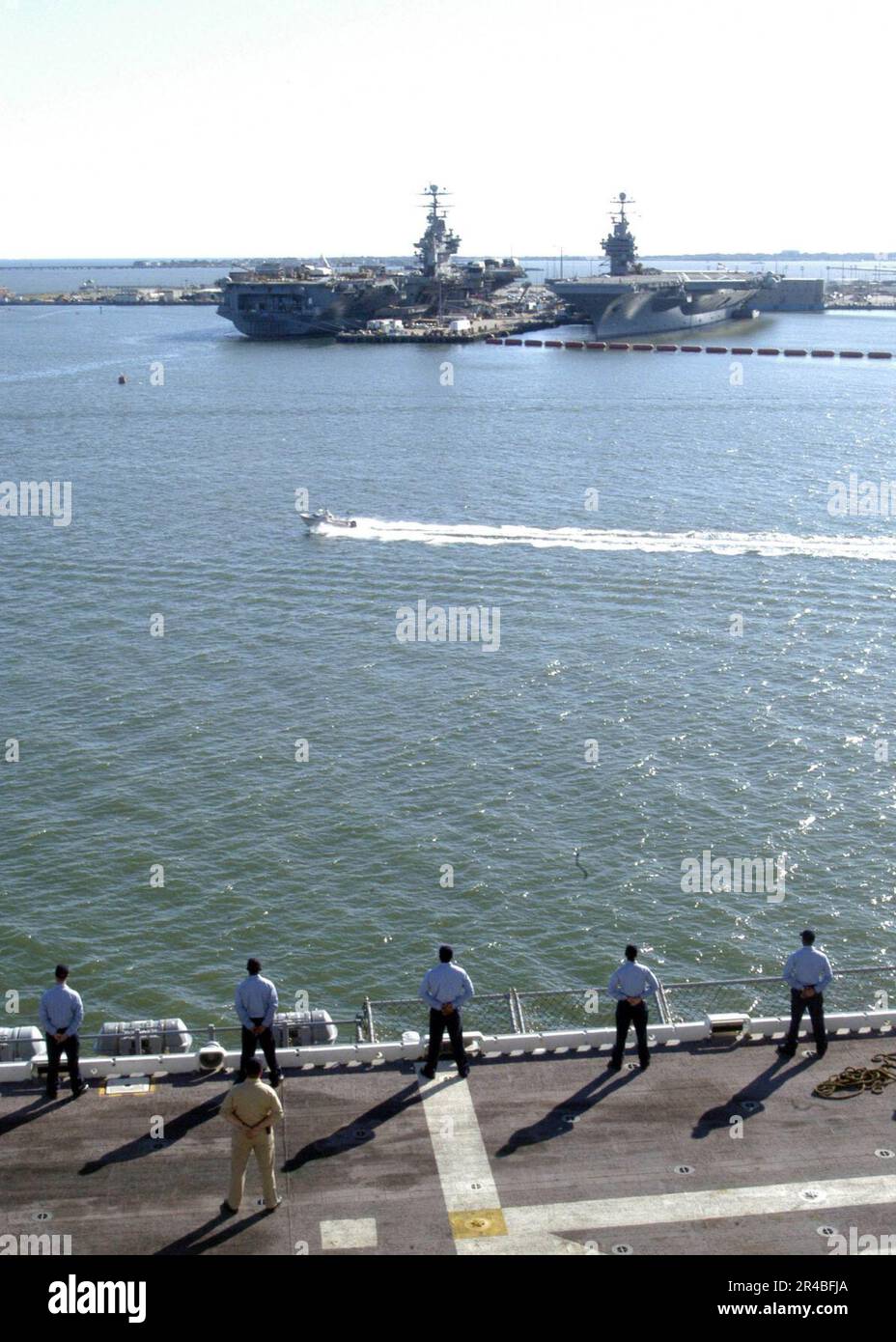 US Navy Sailors man the rails as the amphibious assault ship USS Iwo ...