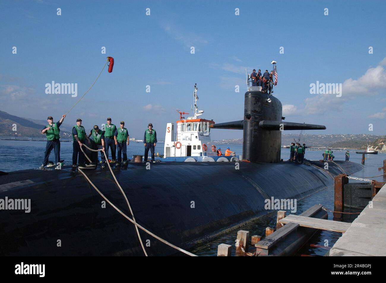 US Navy The Los Angeles-class fast attack submarine USS Philadelphia ...
