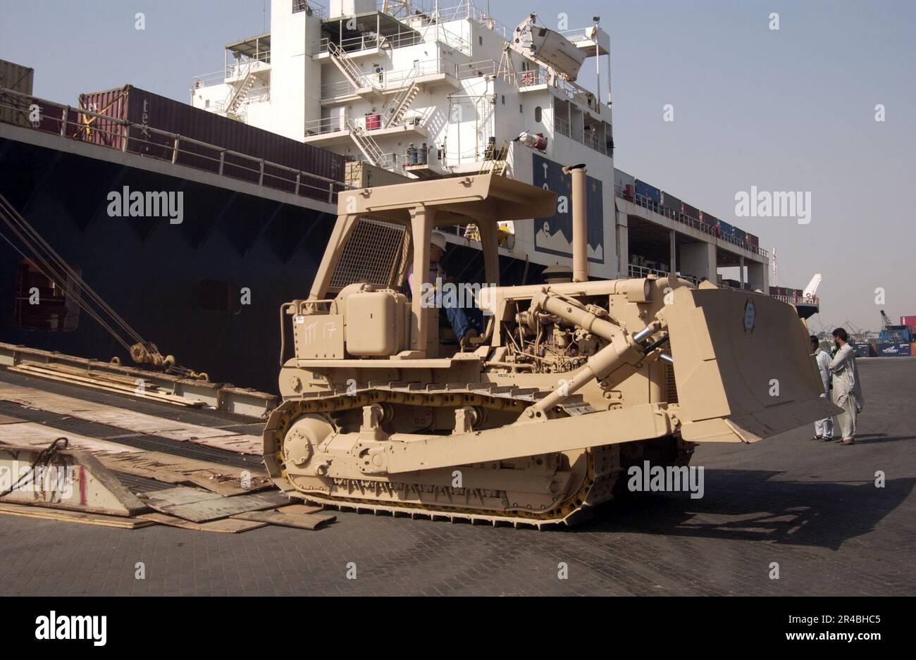 US Navy A heavy-duty bulldozer rolls-off the roll-on-roll-off ship SS ...