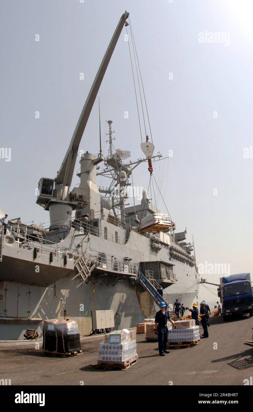 US Navy Sailors assigned to the amphibious transport dock ship USS ...